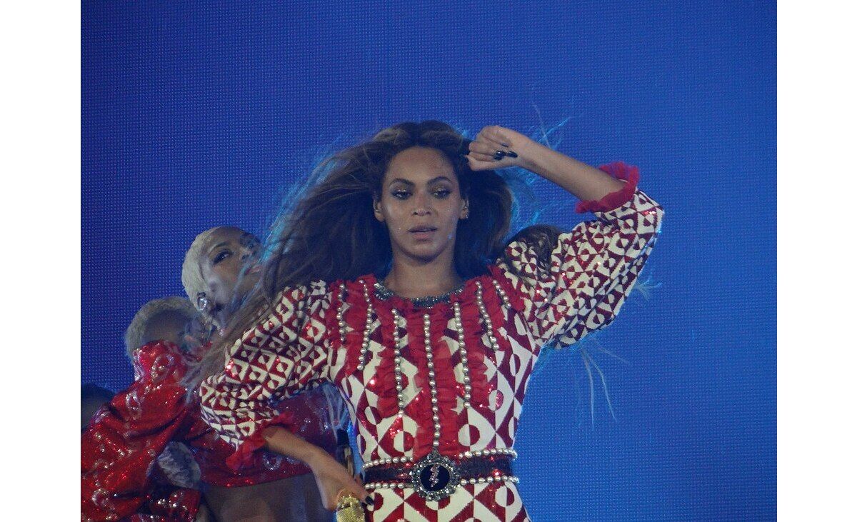 Beyoncé Urges 2020 Graduates to 'Build Your Own Stage & Make Them See ...