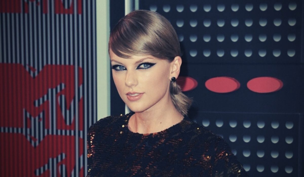Taylor Swift Surprise Announces New Album ‘Midnights' While Attending VMAs
