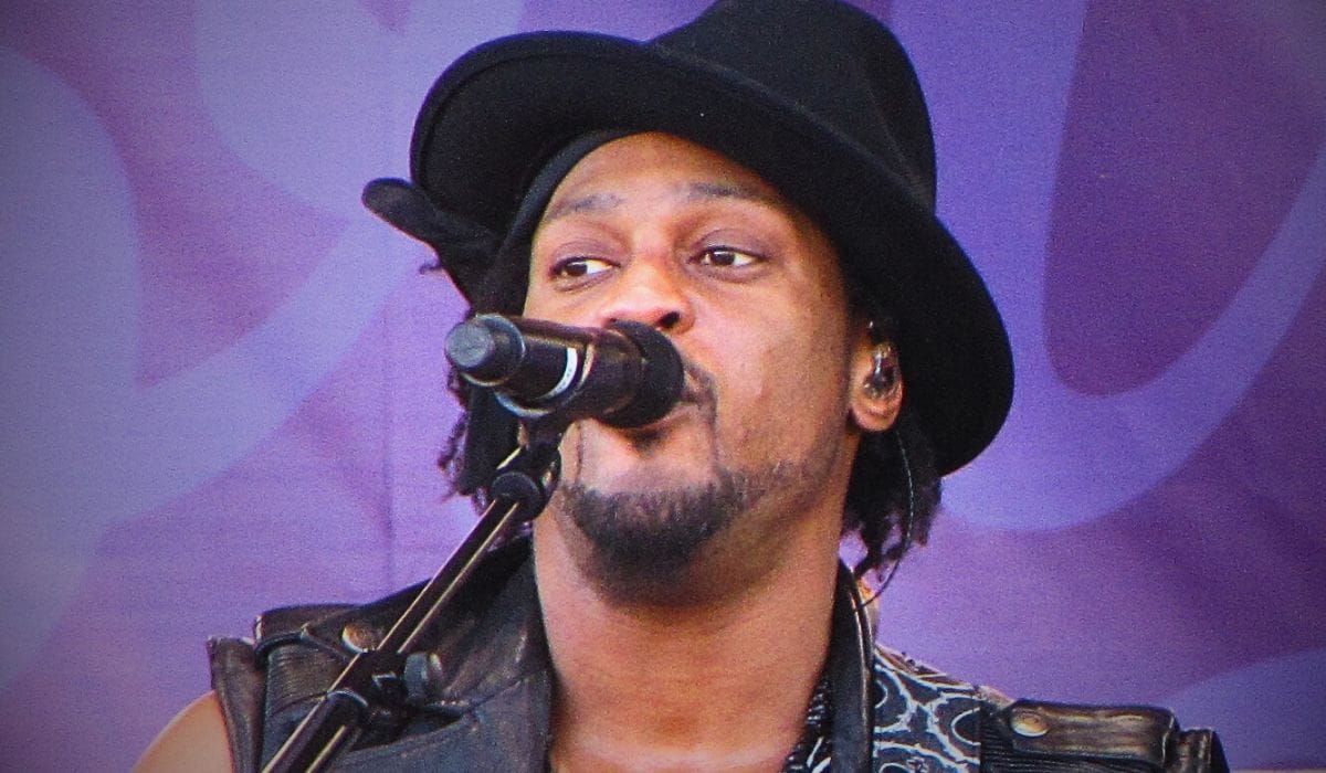 D'Angelo, R&B Trailblazer, Dies at 51